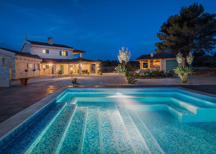 Villa Tovarovica With 6 Bedrooms | Pool & Grill - Primošten