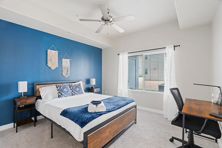 Walkout Navy Suite: Pool, Hot Tub & Gym - Tempe, AZ