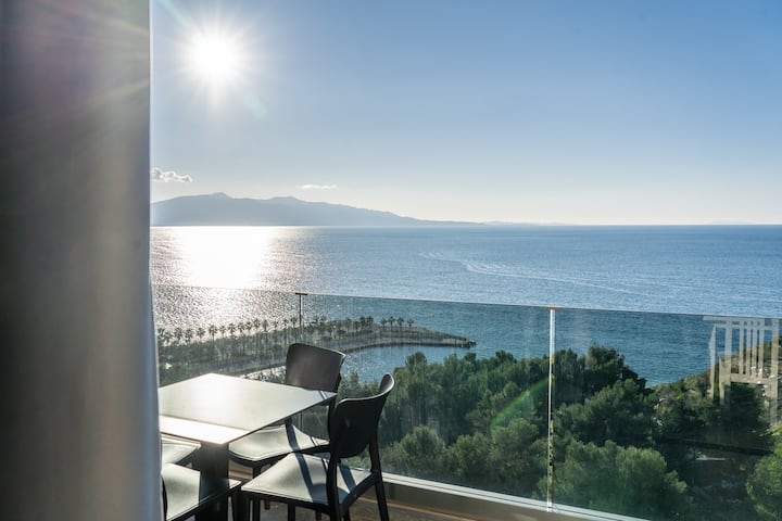 Beachfront 3-br Flat & Direct Beach Access - Saranda