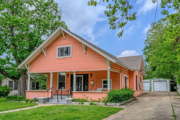 Spacious 6-br Sherman Home | Sleeps 16 & Patio - Lake Texoma