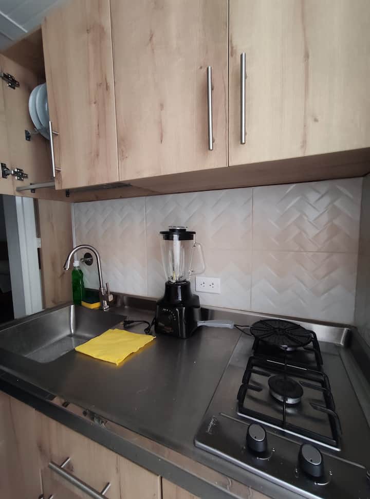 Estudio Privado, Completo Con Excelente Ubicación - Medellín, Colombia