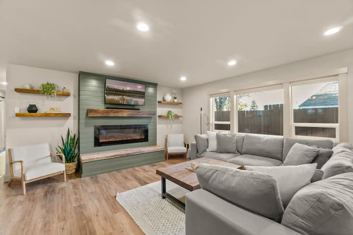 Dog Friendly~hot Tub~king Bed~modern Construction - Bend, OR