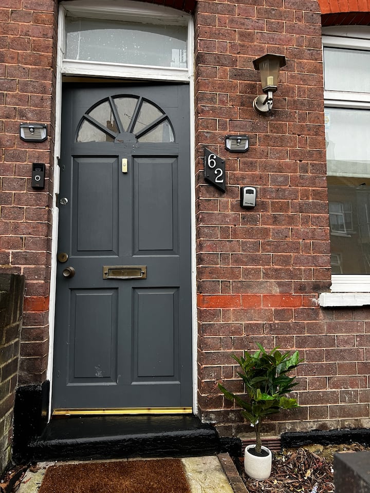 Visit Luton With This&nbsp;2&nbsp;Br&nbsp;Rental - Sleeps 6 - Dunstable
