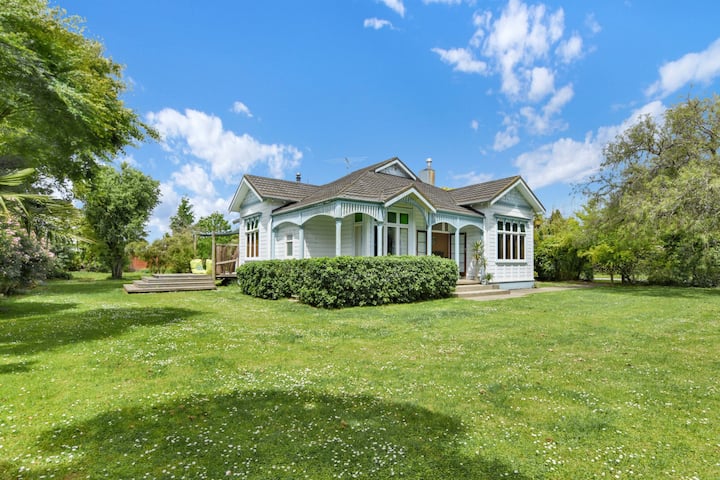 The Grand Old Lady Of Staples - Motueka