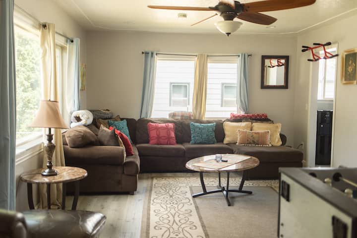 Pet Friendly 6 Guest Stay W/yard - Billings, MT