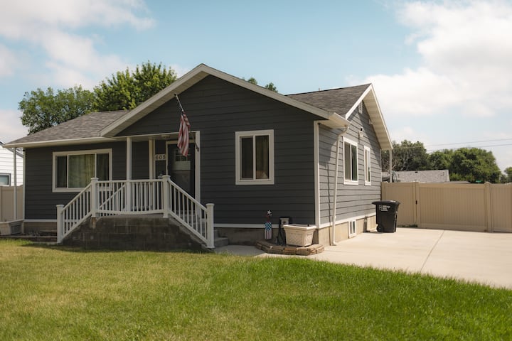 Pet Friendly 6 Guest Stay W/yard - Billings, MT