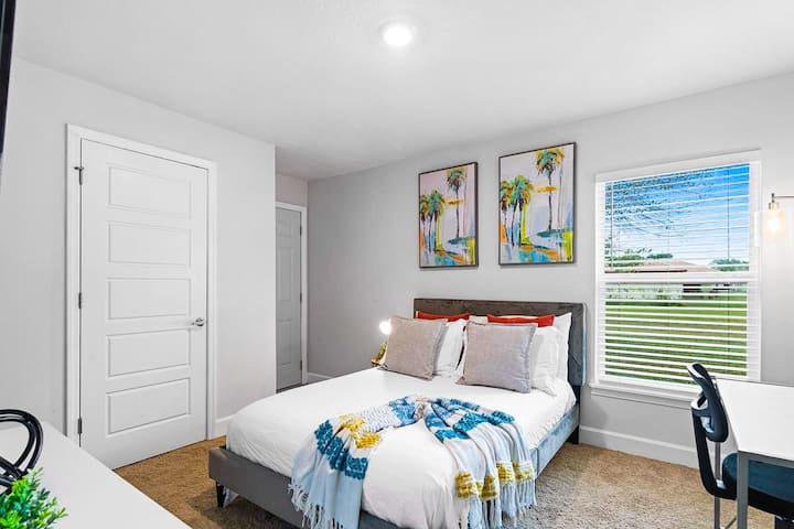 Vibrant Studio! Near Eastern Florida State College - Melbourne, FL