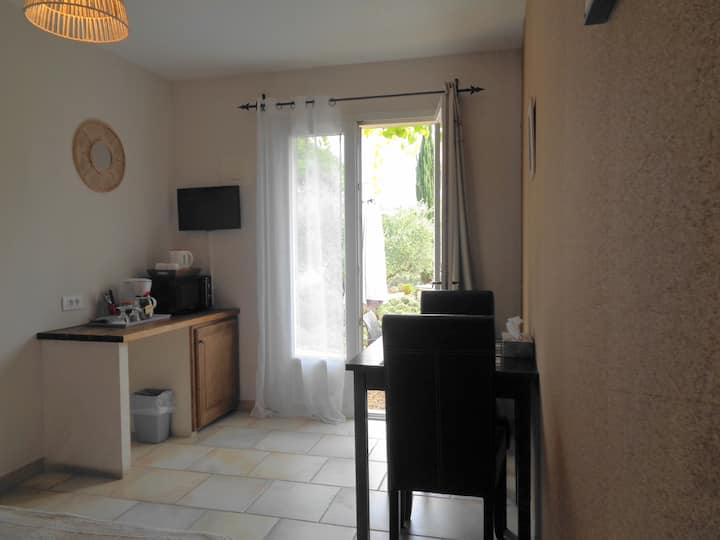 Chambre Climatisée Cigale Terrasse Kitchenette - Roussillon