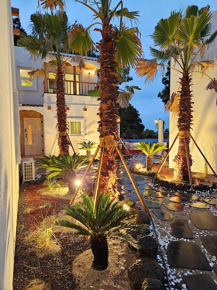 할인행사
소은이네
단독펜션 
복층구조/야외바베큐/빔프로젝터/
야외자쿠지/유아식탁의자/안전문 - Jeju-si