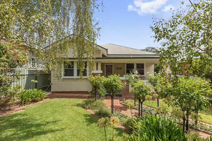 Central Large 4 Bed 2.5 Bath Ideal For Long Stays - Wagga Wagga
