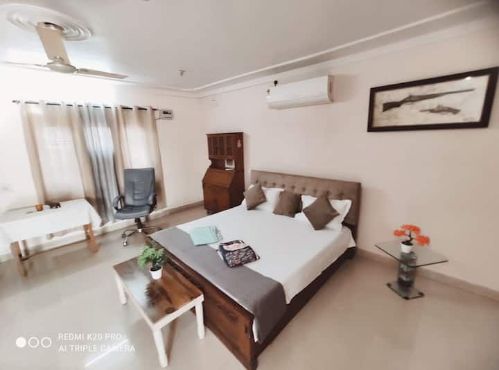 4 Guests_family Friendly | Near Sarvodaya Hospital - Faridabad