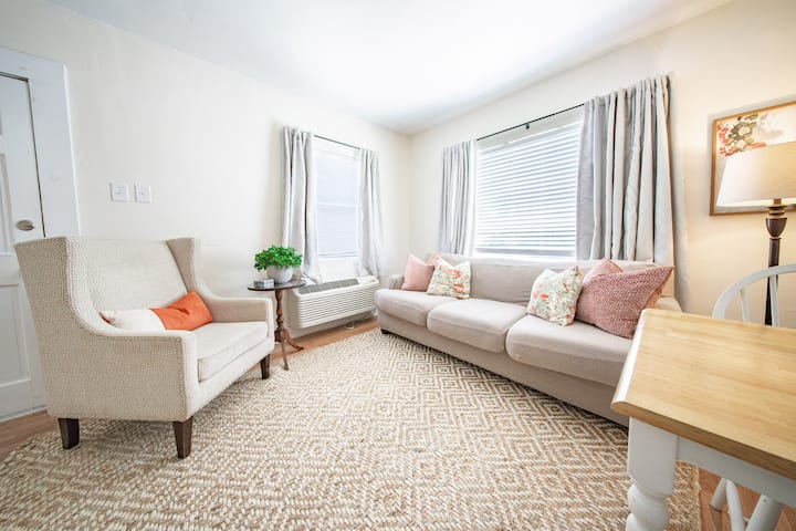 Stylish Mid Town Flat Near Trendy Eateries - Mobile, AL