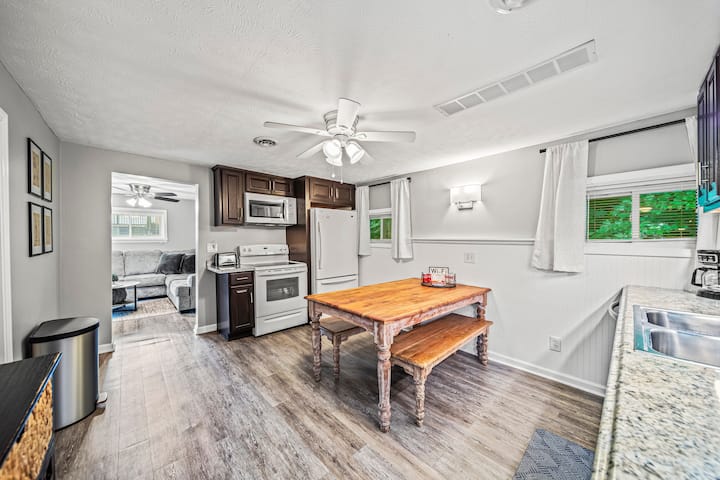 Lake Grove Cottage - 1 Min Walk From The Strip! - Geneva State Park, Geneva