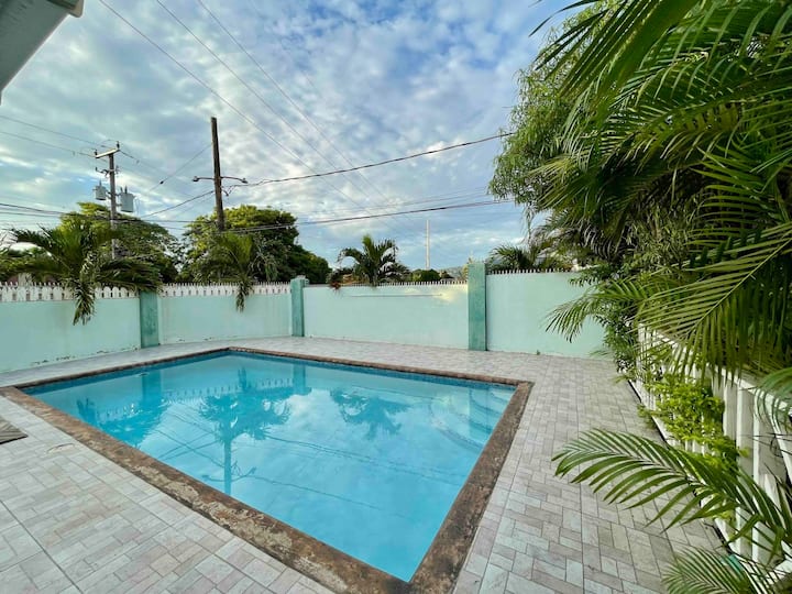 Modern Spacious 2 Br Apt (W Jacuzzi) In Kingston 6 - Kingston
