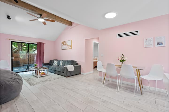 Pink Spot W/ Hot Tub, Game Room + Crazy Bunk Bed! - Kansas City, MO