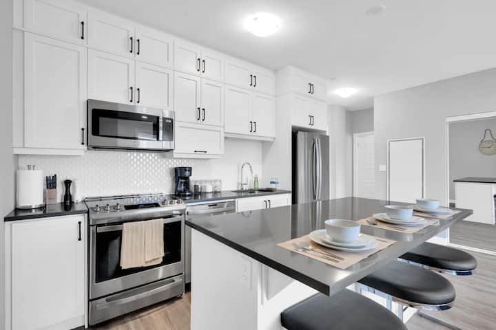 Modern Pond View Condo-walk To Shops-parking-gym - Oakville