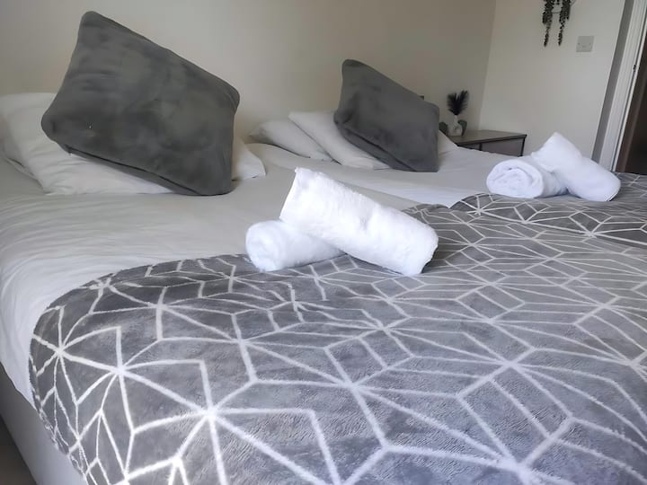 Stylish 2-bed 2-bath Near Gatwick And Town Centre - Crawley