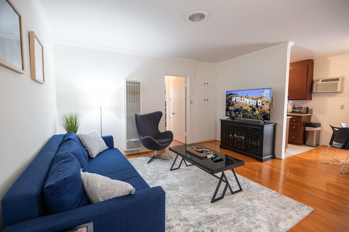 Stylishly Chic & Sunny 2 Bdrm Flat In Weho! - Hollywood, CA