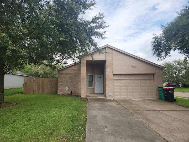 Home Is Where You Make It. Whole House - Baytown, TX