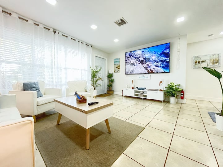 Beachretreat Pet Friendly, 85” Tv, 10 Min To Beach - Pompano Beach, FL