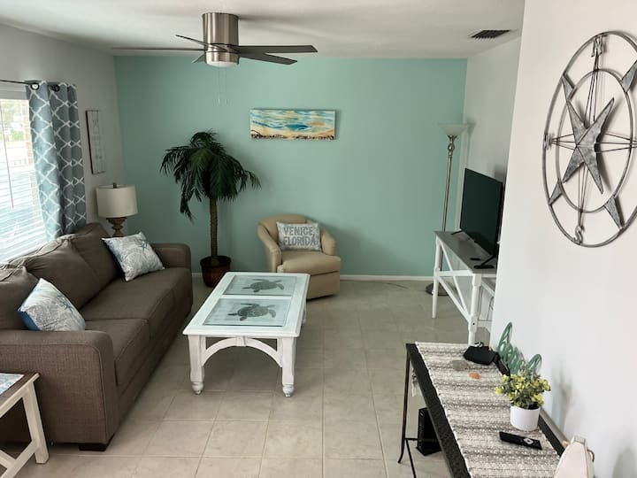Cozy 2 Bedroom Beach Condo - 베니스