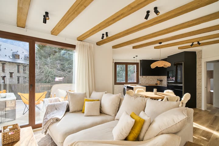 Boutique Suite: Hot Tub & Mountain Views - Formigal
