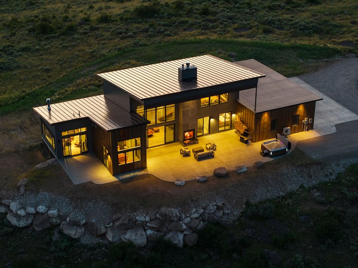 Basecamp Stays: Lux Retreat, Epic Views, & Hot Tub - États-Unis