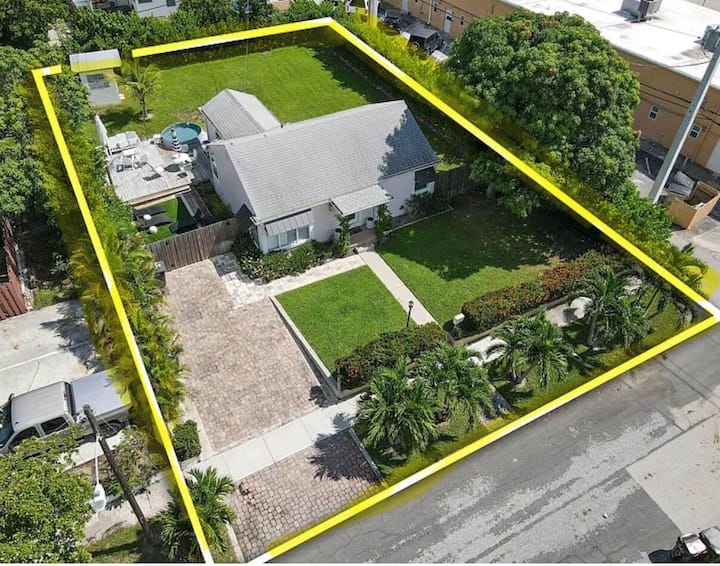 Wpb Oasis | Big Yard + 10 Min To Beach & Downtown - West Palm Beach, FL