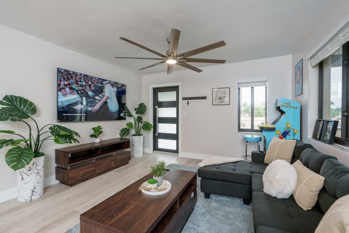 New! Calle Ocho Home W/simpson’s Arcade! - South Miami, FL