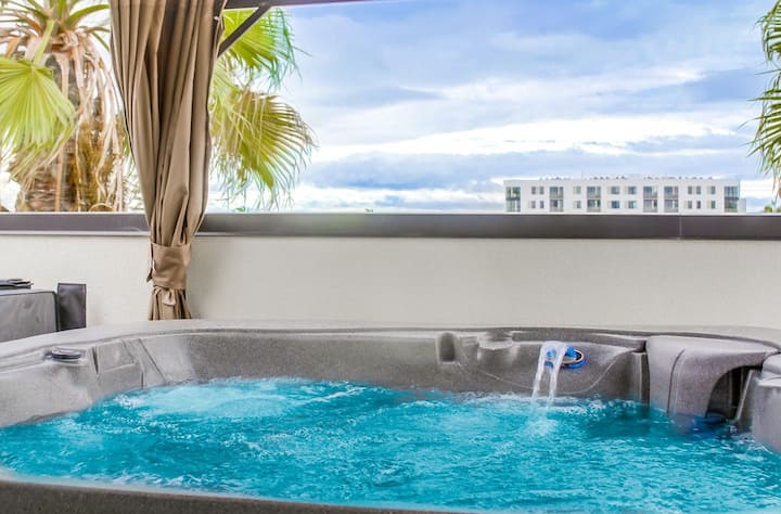 Hot Tub, New 2 Bedroom Park Blvd Condo - Kearny Mesa - San Diego