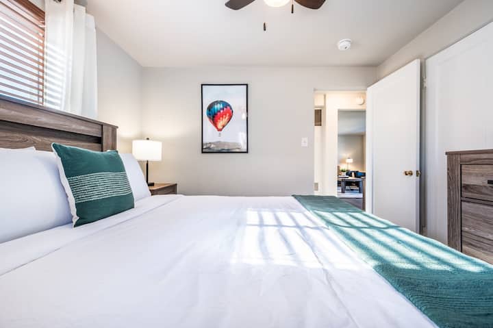 Incline Basecamp: Hot Tub | View | Firepit | Grill - Colorado Springs, CO