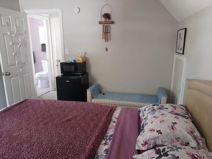 Grey Room With Private Bathroom. - Portland, ME