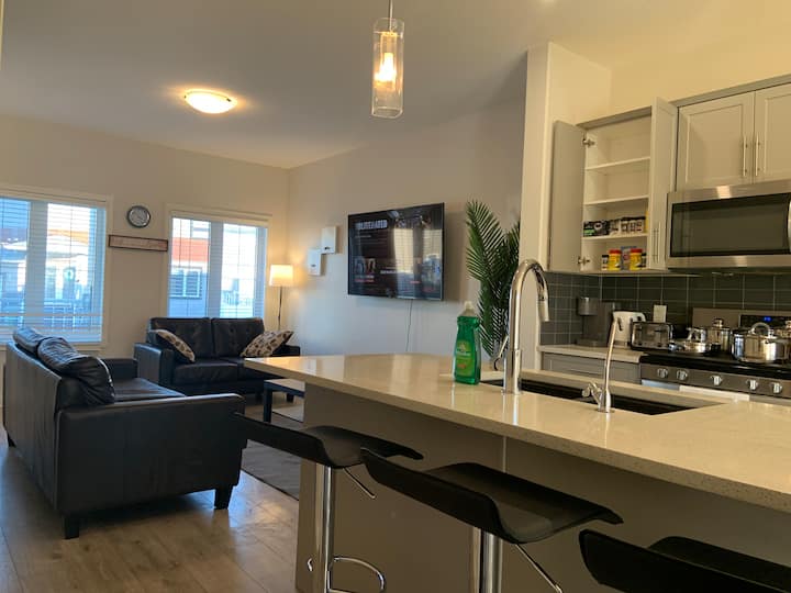Glamorous 3 Br Villa With Double Garage - King Bed - Regina