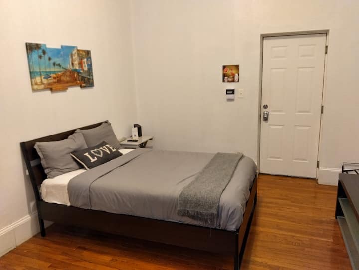 Master Room - 2 Queen 1 Bedroom (Apt5) - Logan Square - Philadelphia