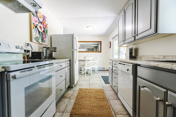 Cozy Get Away, Bring Fido Park Like Backyard - Gig Harbor, WA