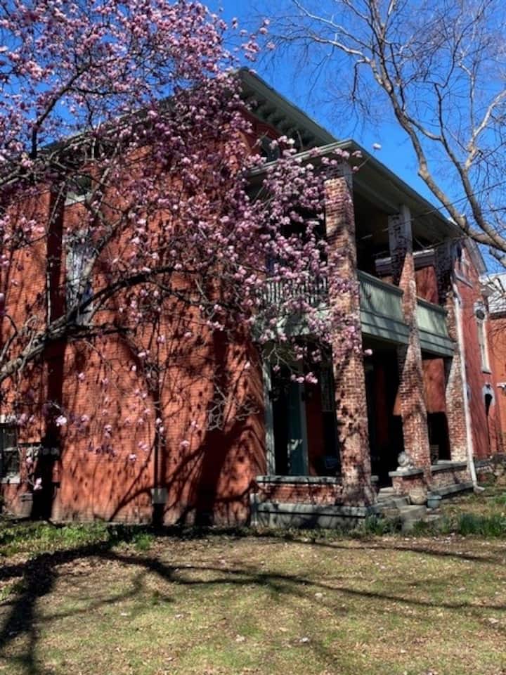 Spacious Victorian Retreat - Louisville, KY