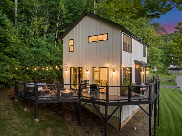 Modern Home W/hot Tub, Fire Pit, Outdoor Games - Waynesville, NC