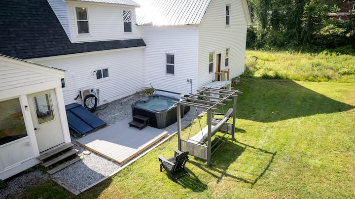 16+ Ppl 2 Hot Tubs, Game Room, Fire Pit - Greenfield, NH