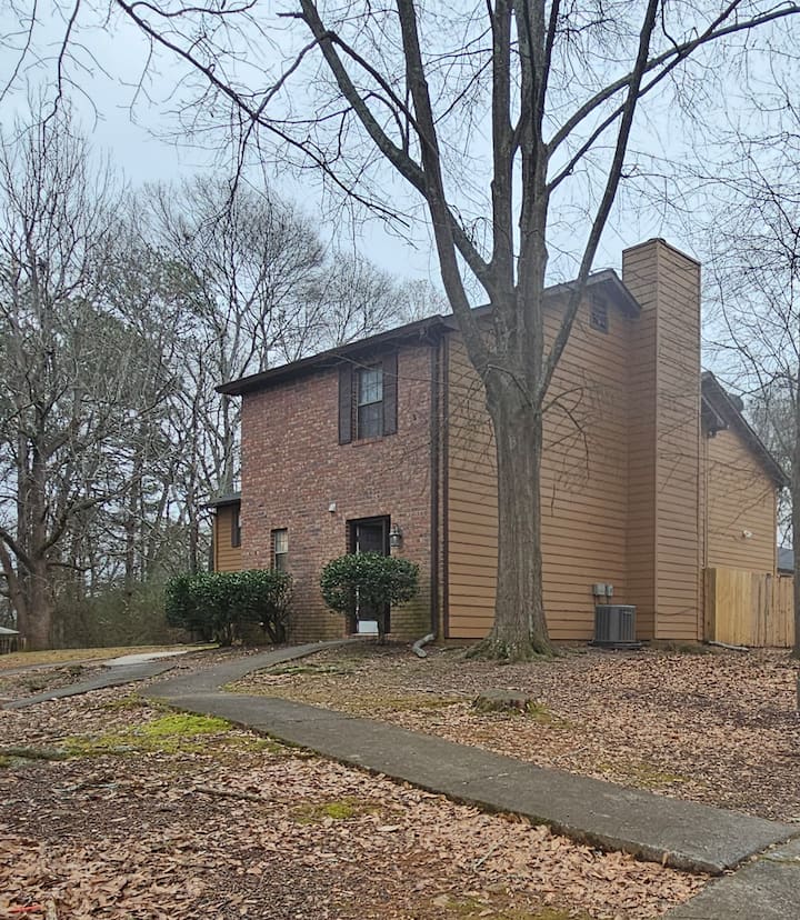 Cozy Two Bedroom Townhouse - Smyrna, GA
