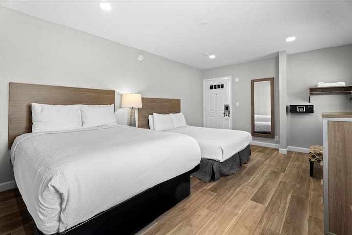 Charming Hotel Room With Two Queen Beds - Venice Beach, CA