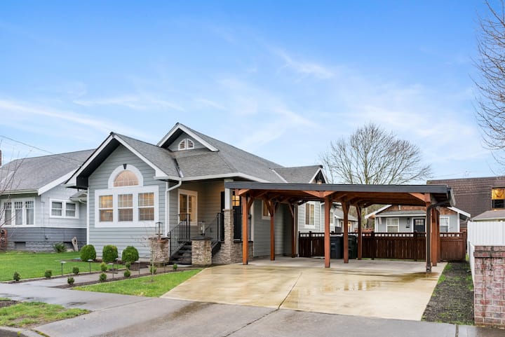 The Modern Manor - Puyallup, WA