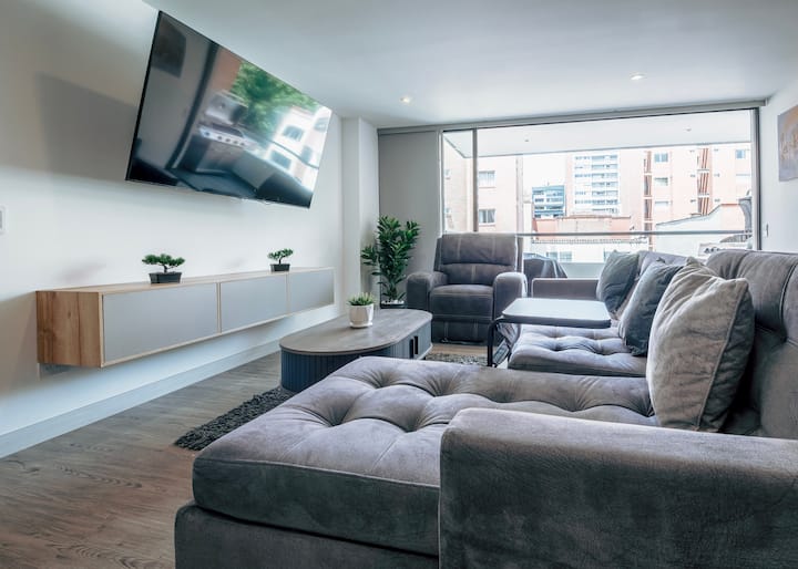 Spacious Urban Apt - Balcony, Bbq & Park Nearby - Medellín