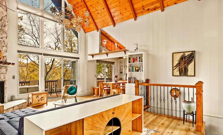 Tranquil Hideaway: Pup-friendly Yard & Theater - Lake Arrowhead, CA