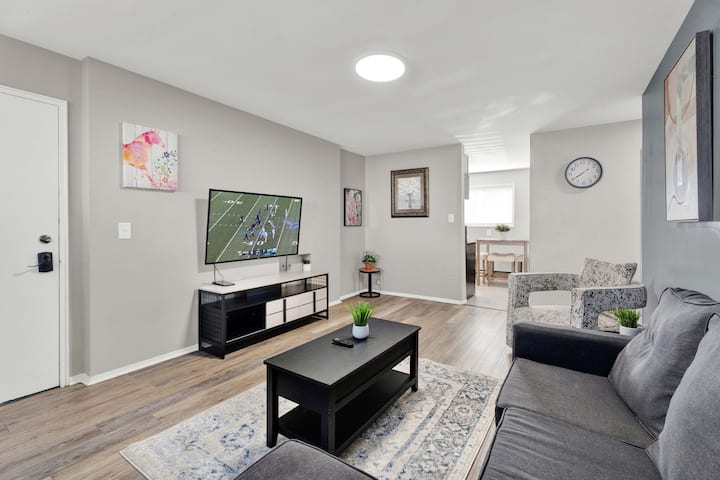 Hazel Modern | 2bd Near Ferndale & Detroit - Warren, MI