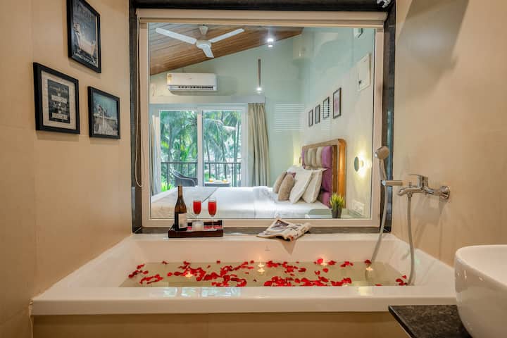 Bathtub Room And Swimming Pool - Goa