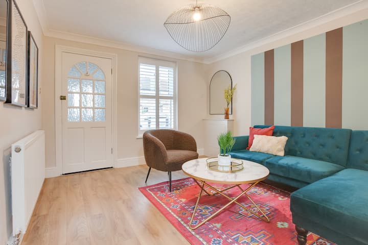 Cosy 2br House Central Romford - Free Parking Wifi - Romford