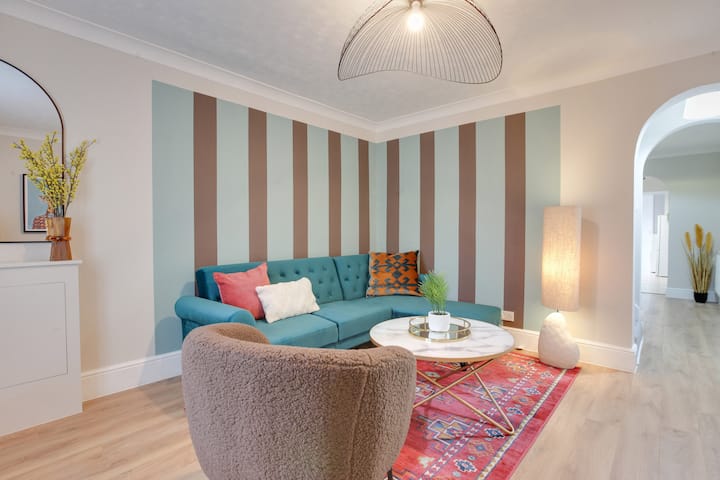 Convenient Stylish 2br House - Romford - Parking - Romford