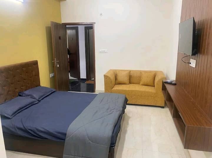 Guest House/1rk Flat/hotel/ Greater Noida West - Ghaziabad