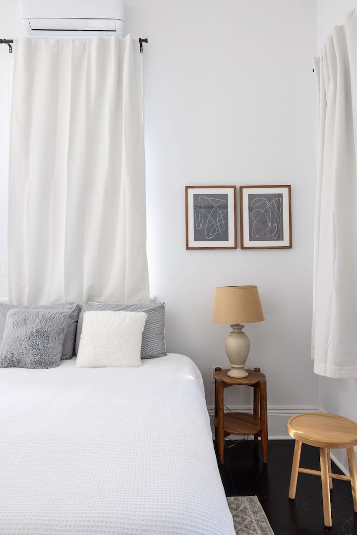 Cozy Retreat Off St. Charles - Tulane University,New Orleans