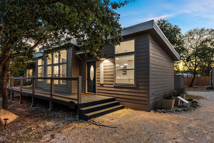 Cozy Romantic Retreat W/ Hot Tub On 3.5 Acres - Driftwood, TX
